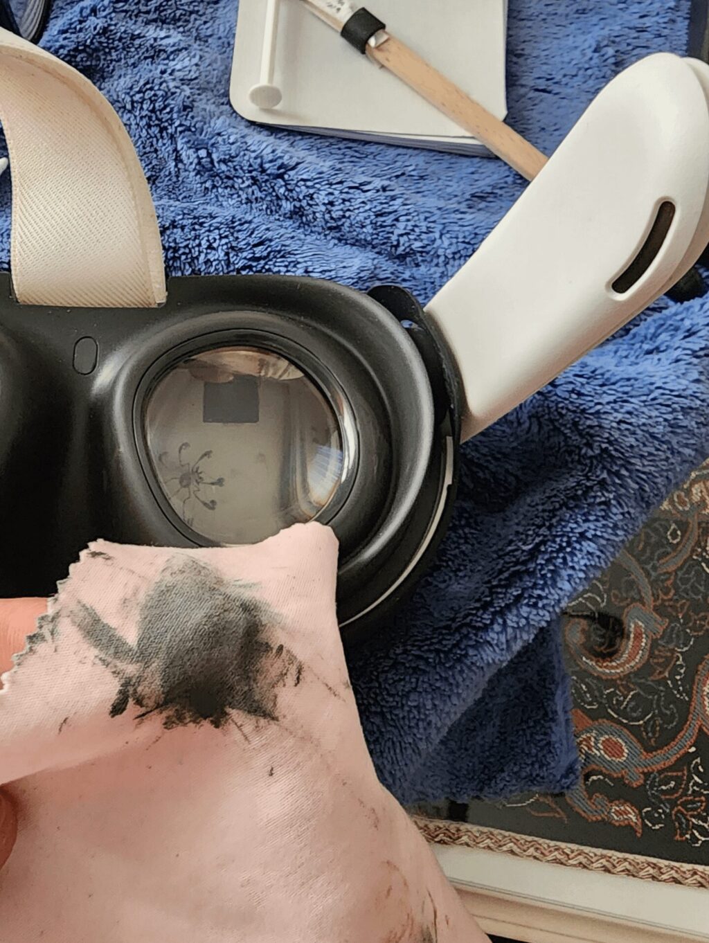 Quest3のレンズについた傷を修復した人がRadditに現れる